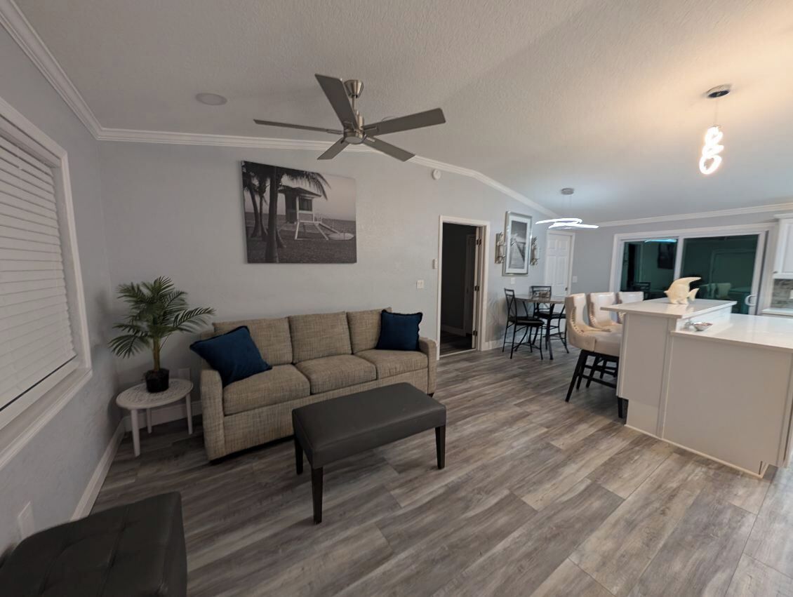 Charming 3-bedroom House On The Water - Weeki Wachee, FL