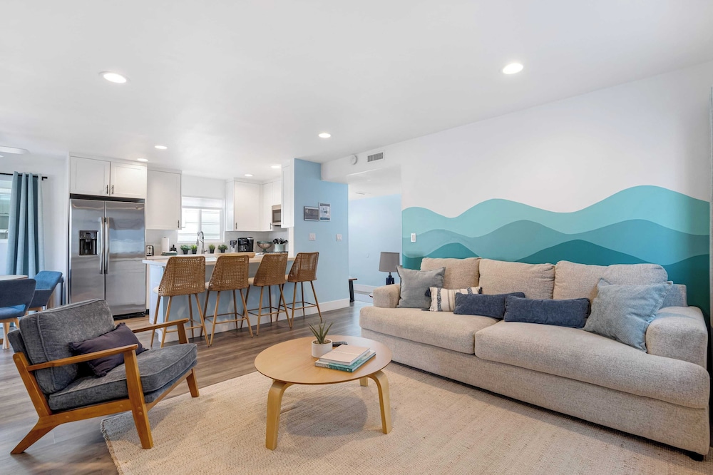 Coastal-chic Newport Stay Steps To The Beach, Dining & Boardwalk Optional Add-on Unit - Huntington Beach, CA
