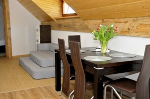 Apartamento Comfort, vista para a montanha | Secretária, secretária adequada para computadores portáteis 