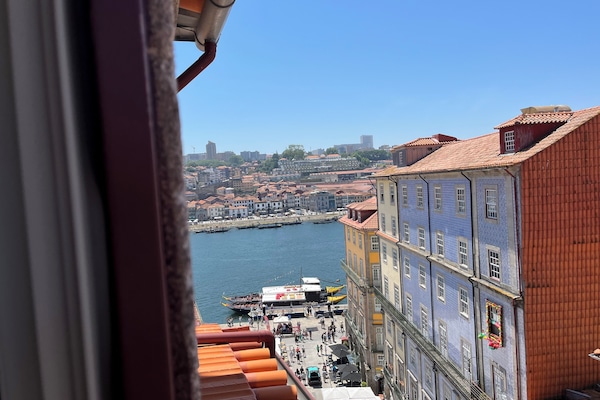 Estúdio Superior, vista para o rio | Cofre no quarto, secretária adequada para computadores portáteis