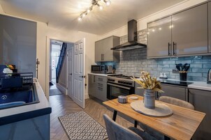 Suíte superluxo | Cozinha privada | Geladeira grande, micro-ondas, cooktop, chaleira elétrica