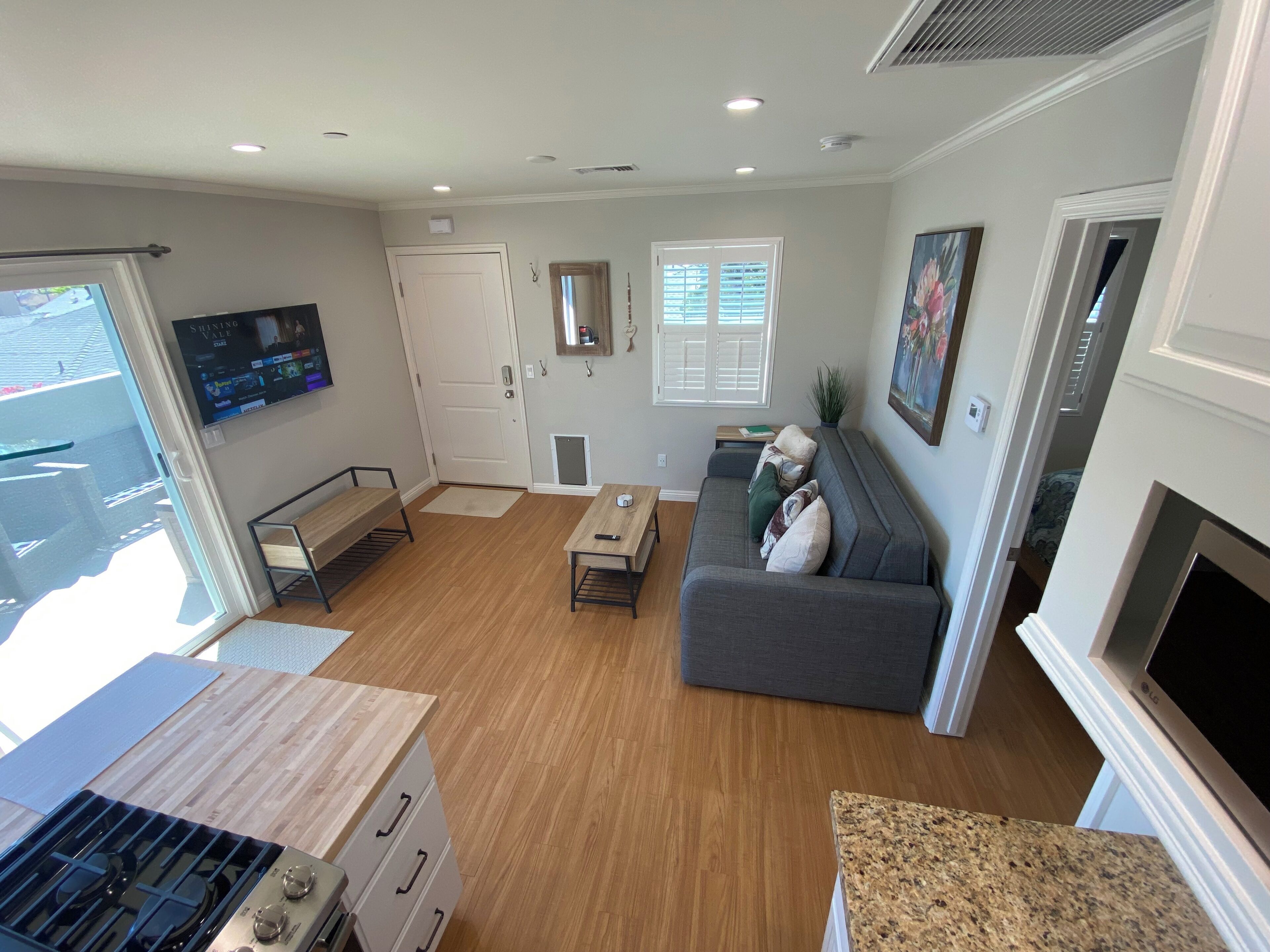 Clean Penthouse With Balcony - Burbank, CA