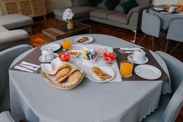 Um frigorífico, uma placa de cozinha