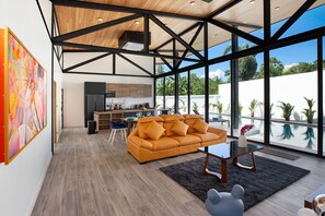 Villa Design, 3 quartos, piscina privativa, vista para a piscina | Sala de estar | Smart TV de 56 polegadas com canais por cabo 