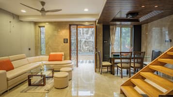 Quarto Deluxe, varanda, Vista para a cidade | Sala | Televisor