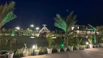 Fachada da propriedade à noite