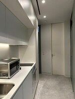 Apartamento, vista para a cidade | Cozinha privada | Chaleira elétrica, torradeira, cadeirão de bebê