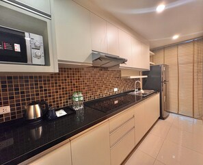 Grand Family Suite | Kitchenette privada | Um frigorífico, um micro-ondas, uma placa de cozinha