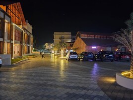 Fachada do alojamento (tarde/noite)