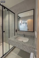 Apartamento luxo, 2 quartos | Banheiro | Chuveiro, toalhas de banho, sabonete, shampoo