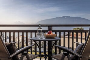 Quarto casal, sacada, vista para a montanha | Vista da sacada
