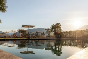 Piscina interna, piscina externa sazonal, guarda-sóis, espreguiçadeiras