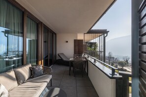 Suíte, 2 quartos, ar-condicionado | Sacada