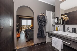 Quarto casal, vista para a montanha, no piso térreo | Banheiro | Produtos de toalete grátis, secador de cabelo, roupões de banho 