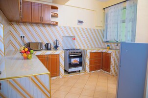 Apartamento Júnior, 1 quarto, Vista para a cidade | Cozinha privada | Uma cadeira de bebé 