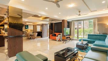 Quarto Familiar, varanda, Vista para a cidade | Sala | Televisor