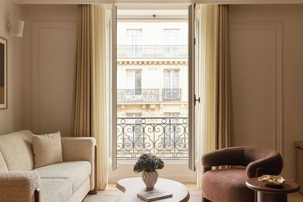 Apartamento Deluxe, 1 quarto, Vista para a cidade | Sala de estar | Smart TV de 65 de polegadas com canais por cabo, lareira, Netflix