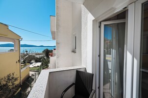 Quarto clássico, 1 quarto, vista parcial para o mar | Terraço/pátio