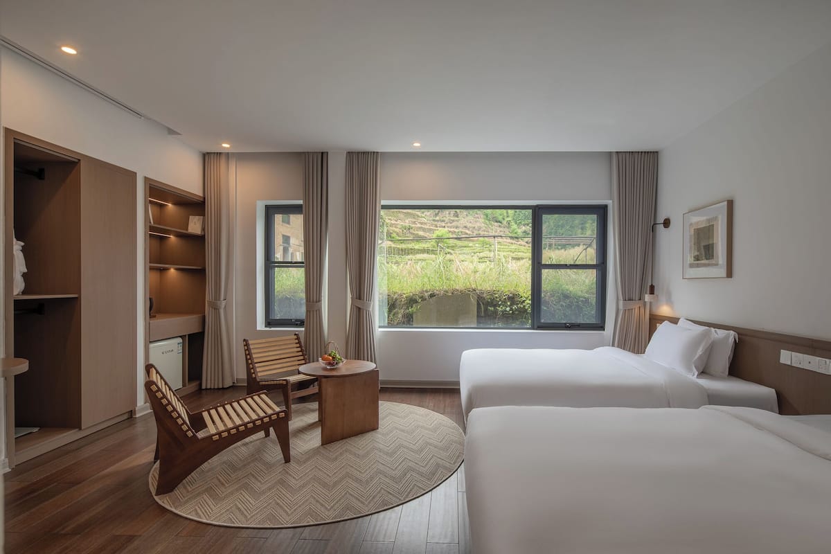 Quarto Twin Superior, vista para a montanha | Roupa de alta qualidade, edredões de penas