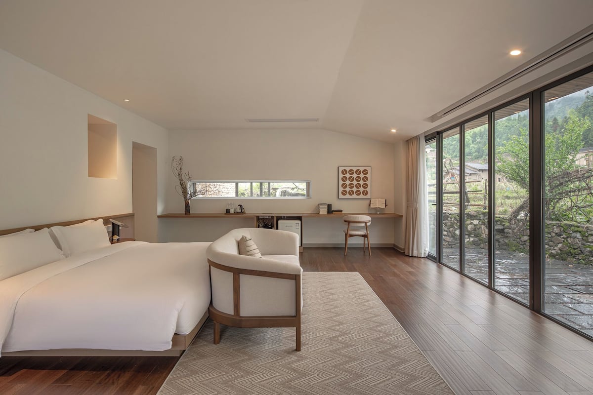 Quarto Duplo Premier, terraço, vista para a montanha | Roupa de alta qualidade, edredões de penas