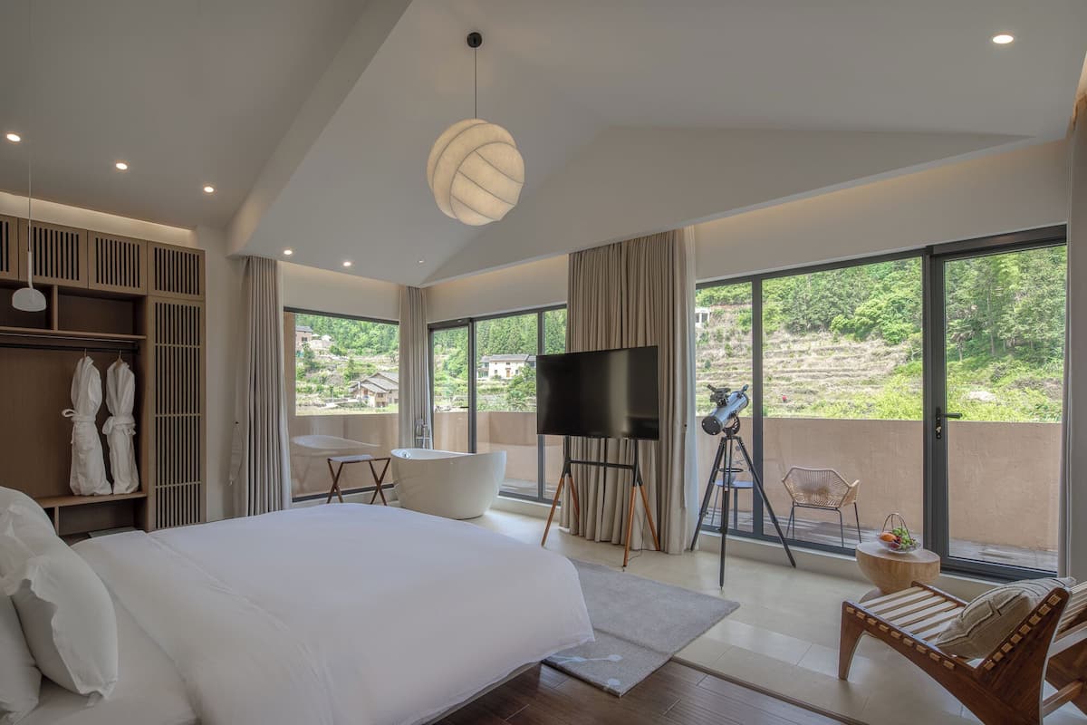 Quarto Duplo Nobre, varanda, vista para a montanha | Roupa de alta qualidade, edredões de penas
