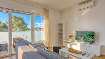 Apartamento standard, 1 quarto, sacada (Cikat Bay Modern Apartment /w Balcony) | Área de estar | Smart TV