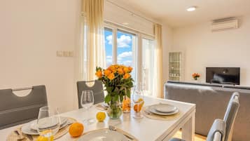 Apartamento standard, 1 quarto, sacada (Cikat Bay Modern Apartment /w Balcony) | Opções para refeição