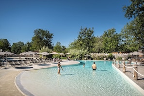 Piscina externa sazonal, funciona das 9h às 18h, guarda-sóis