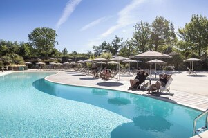 Piscina exterior sazonal, da(s) 9:00 à(s) 18:00, guarda-sóis