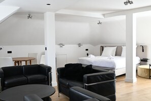 Suite Superior, Vista para a cidade | Secretária adequada para computadores portáteis, Wi-fi grátis 