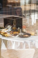 Pequeno-almoço tipo buffet diário mediante uma taxa