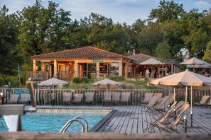 Piscina externa sazonal