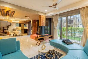 Quarto Familiar, varanda, Vista para a cidade | Sala | Televisor 