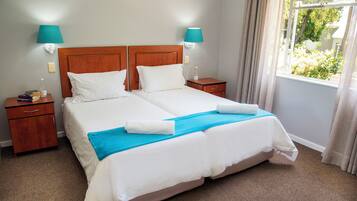 Chalé conforto, vista para o jardim | Cofres nos quartos, ferros/tábuas de passar roupa, roupa de cama