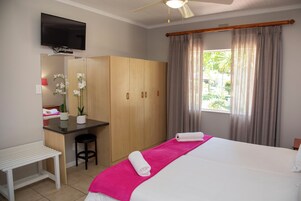 Chalé Básico, vista para o jardim | Televisão