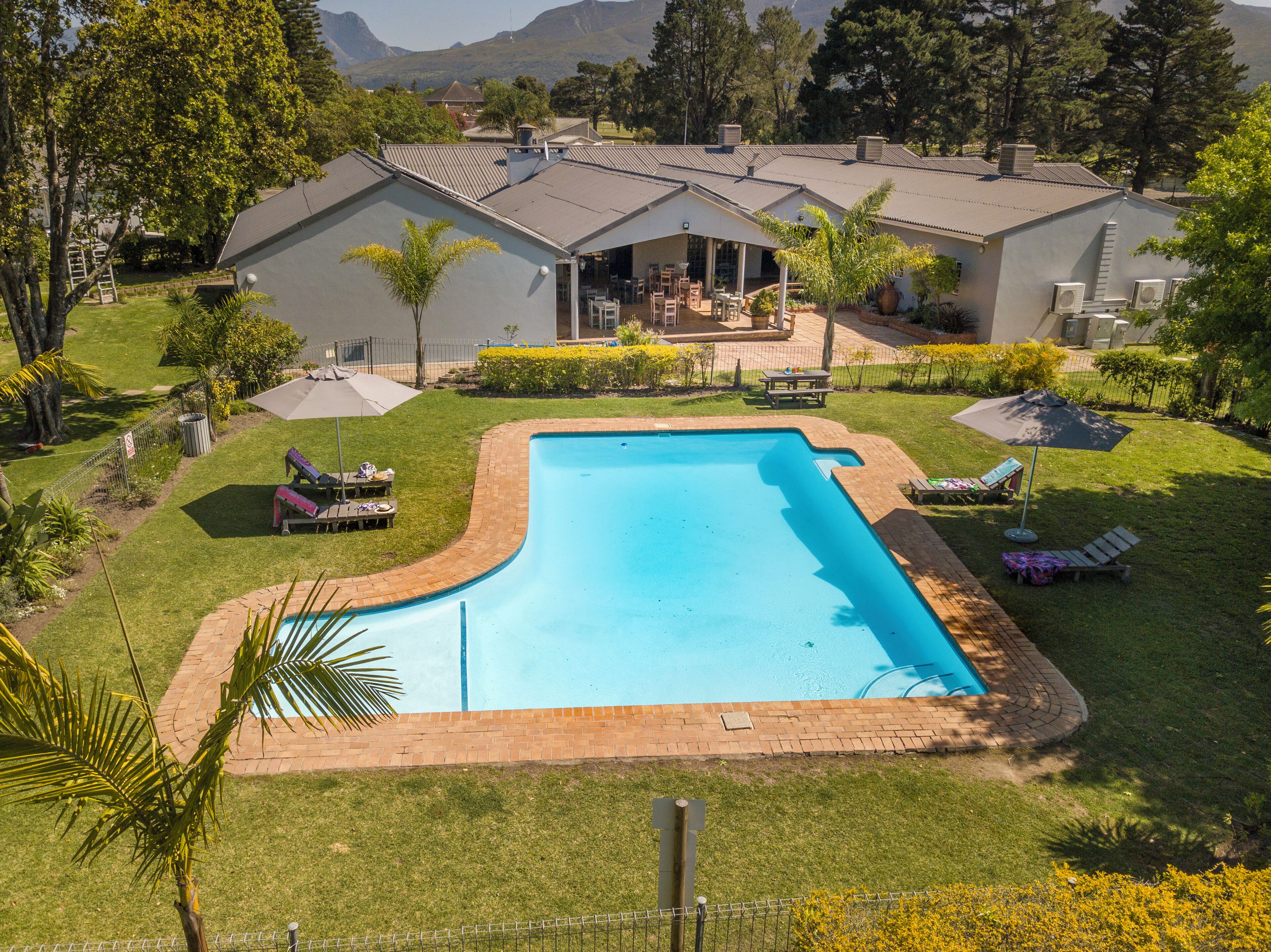 Piscina externa, guarda-sóis, espreguiçadeiras