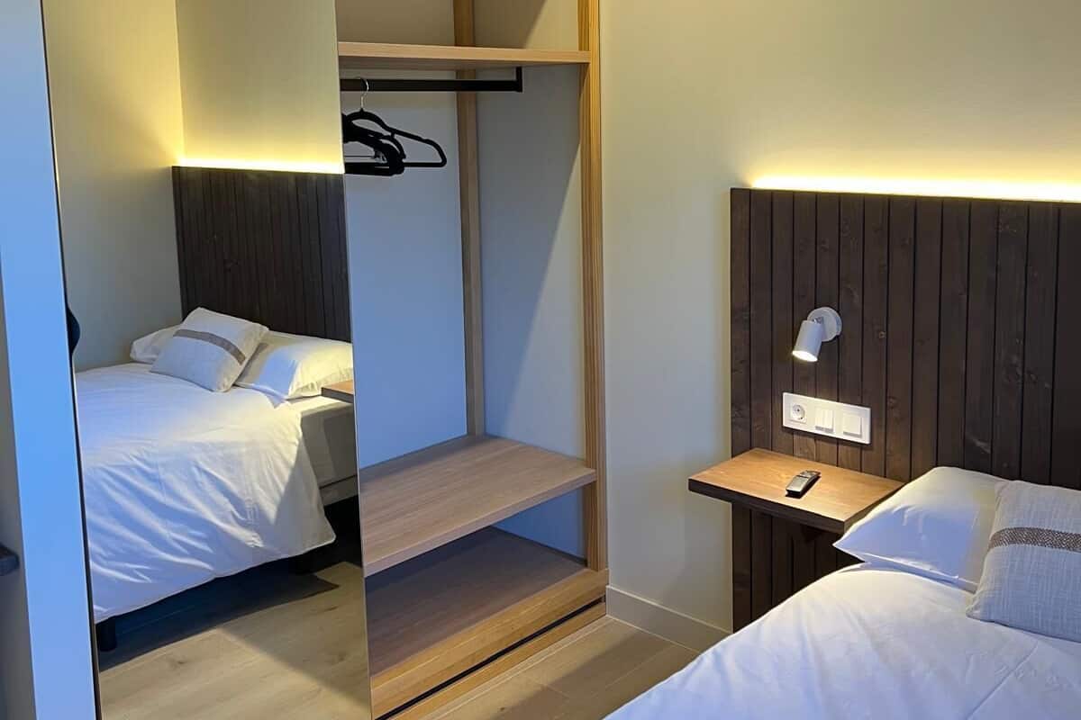 Quarto Comfort, vista para o jardim | Cofre com capacidade para portátil, secretária