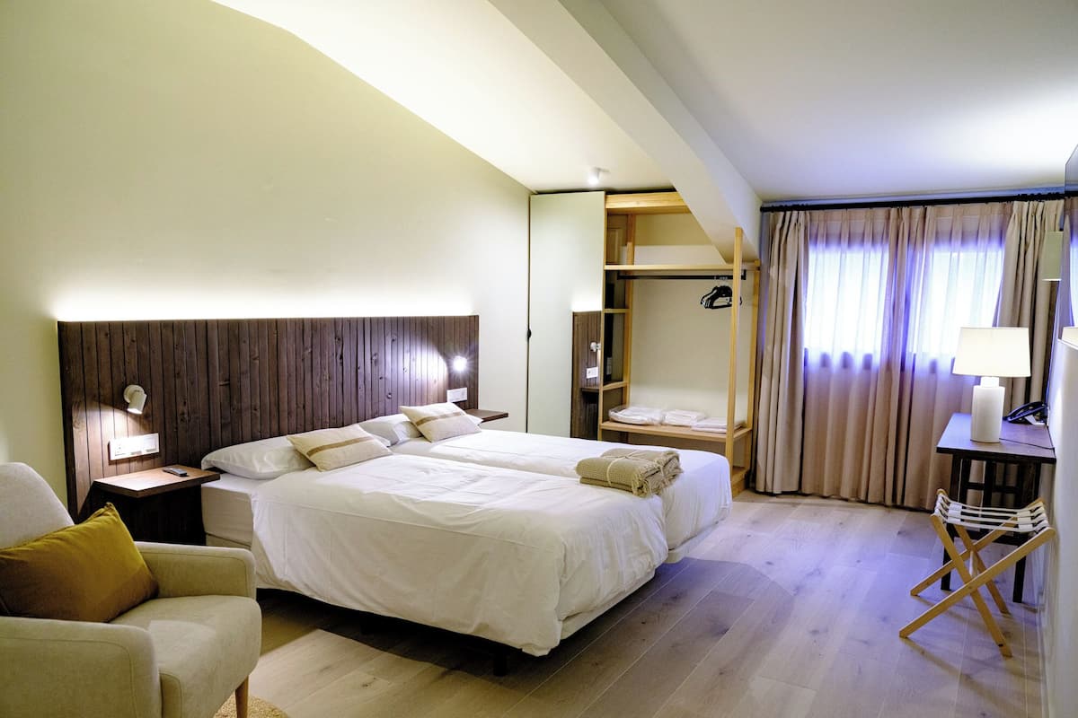 Quarto Duplo Comfort | Cofre com capacidade para portátil, secretária