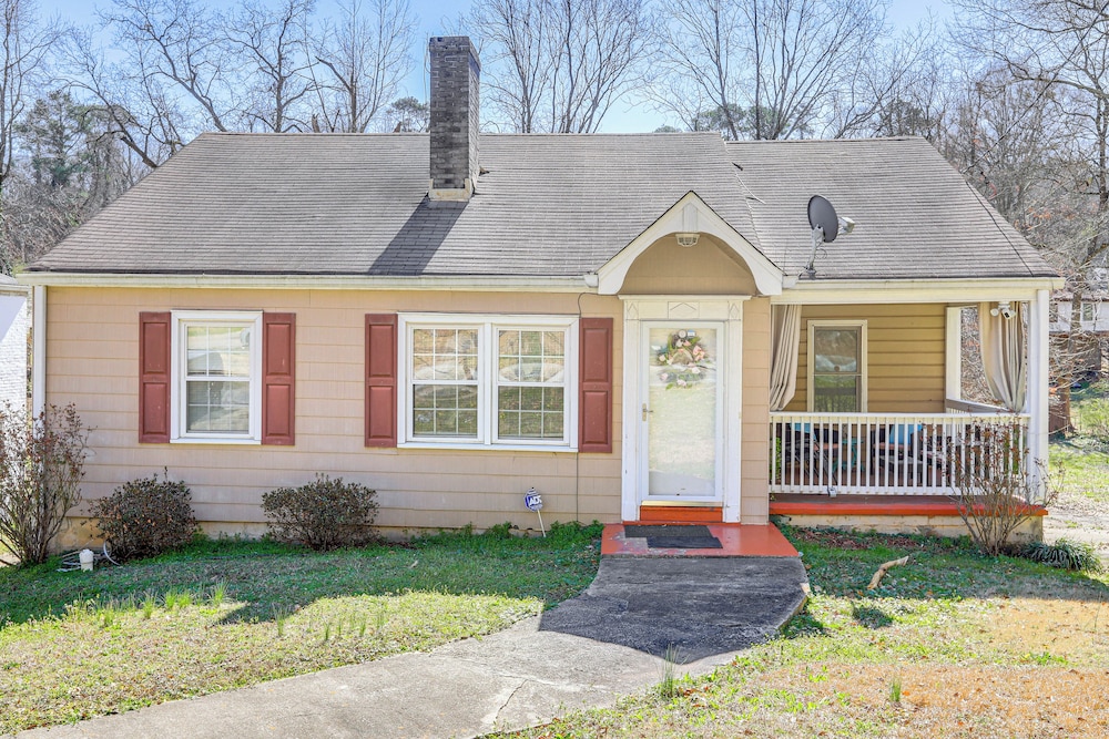 Half-mi To Pool & Golf: Atlanta Home W/ Veranda! - Atlanta, GA
