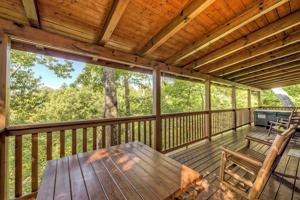 Hot Tub & Game Room: Log Cabin 2 Mi To Ripleys! - Gatlinburg, TN