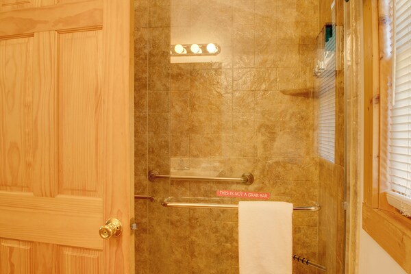 Hot Tub & Game Room: Log Cabin 2 Mi To Ripleys! - Gatlinburg, TN