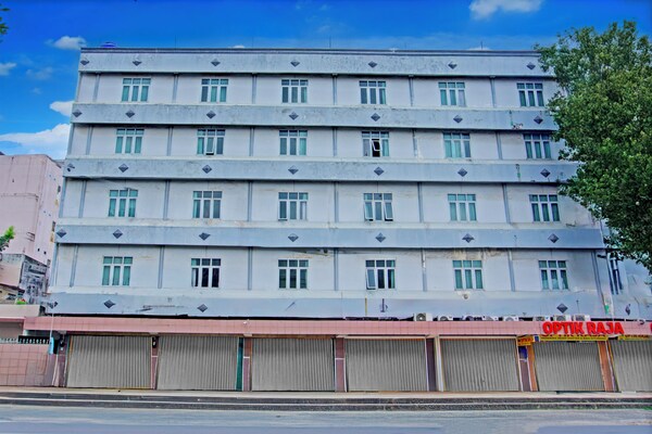 Townhouse Oak Palembang Near Jembatan Ampera Formerly Azzura Hotel - Palembang