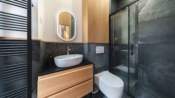 Apartamento | Banheiro | Secador de cabelo, toalhas de banho, sabonete, shampoo