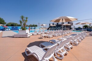 Terraço com espreguiçadeiras