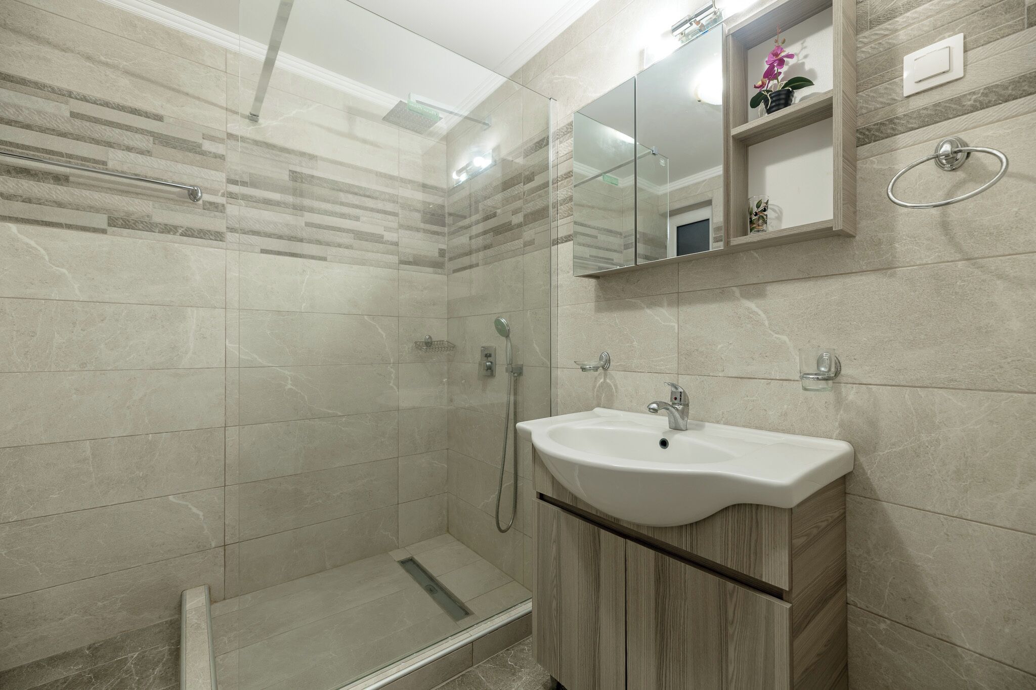 Apartamento, 2 quartos | Banheiro | Chuveiro, secador de cabelo, toalhas de banho, papel higiênico