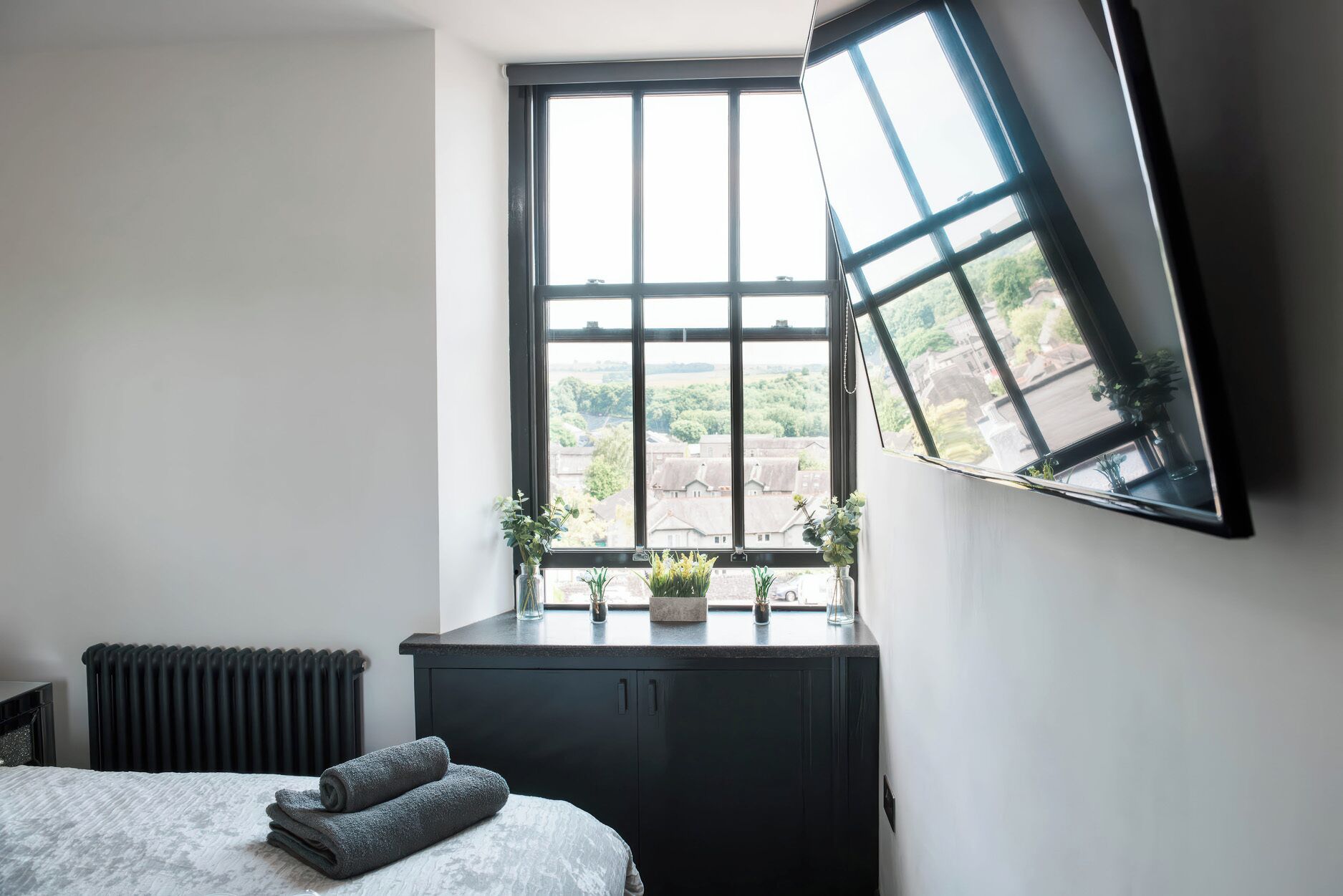 2 quartos, com decoração personalizada, com mobília individualizada 