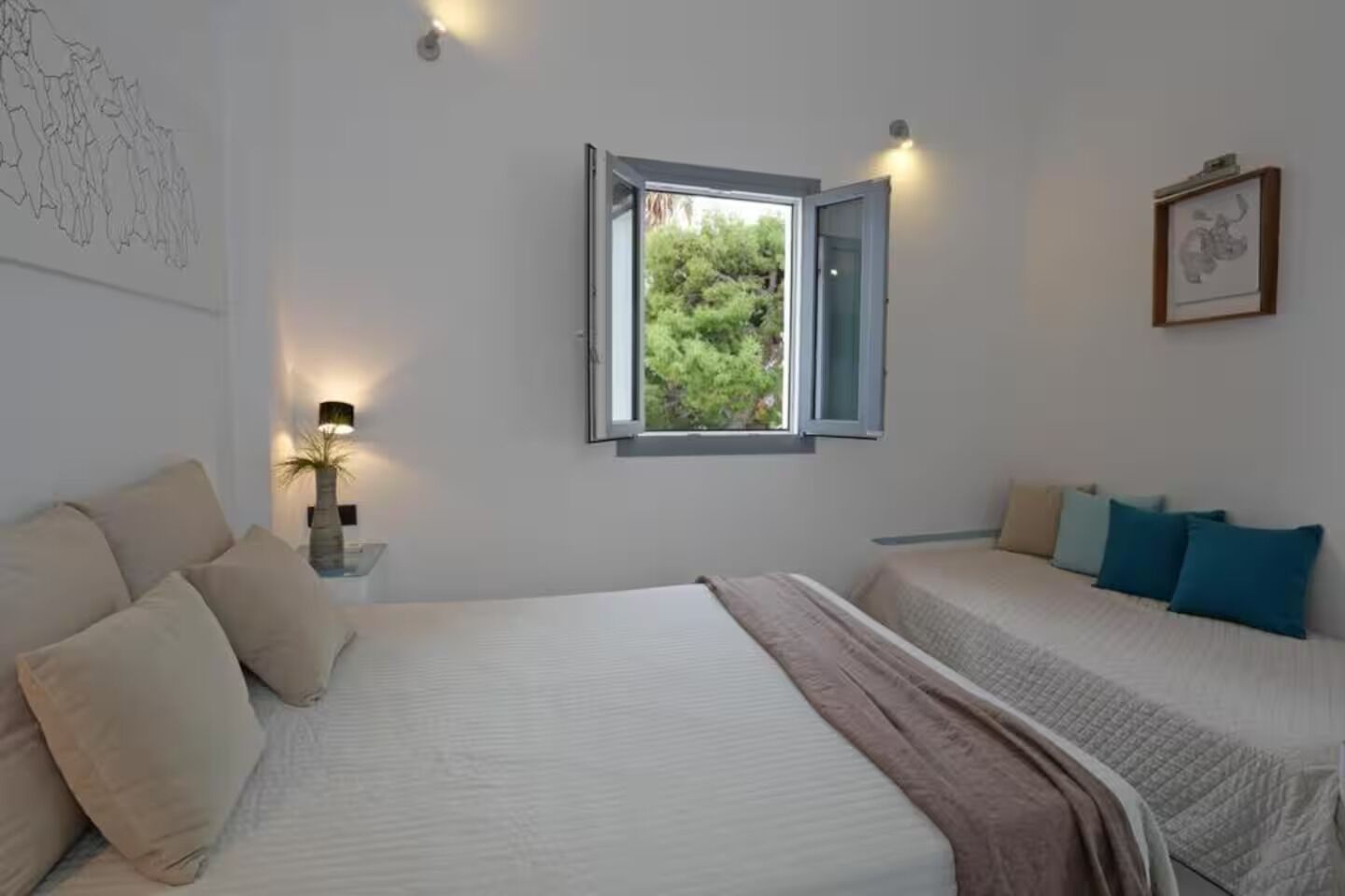 Quarto triplo superior | Cofres nos quartos, Wi-Fi de cortesia, roupa de cama