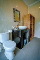 Quarto Deluxe | Casa de banho | Um polibã e uma banheira separados, artigos de higiene pessoal grátis 