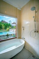 Um polibã e uma banheira separados, artigos de higiene pessoal grátis 