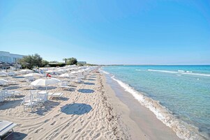 Uma praia privada nas proximidades, praia de areia branca 